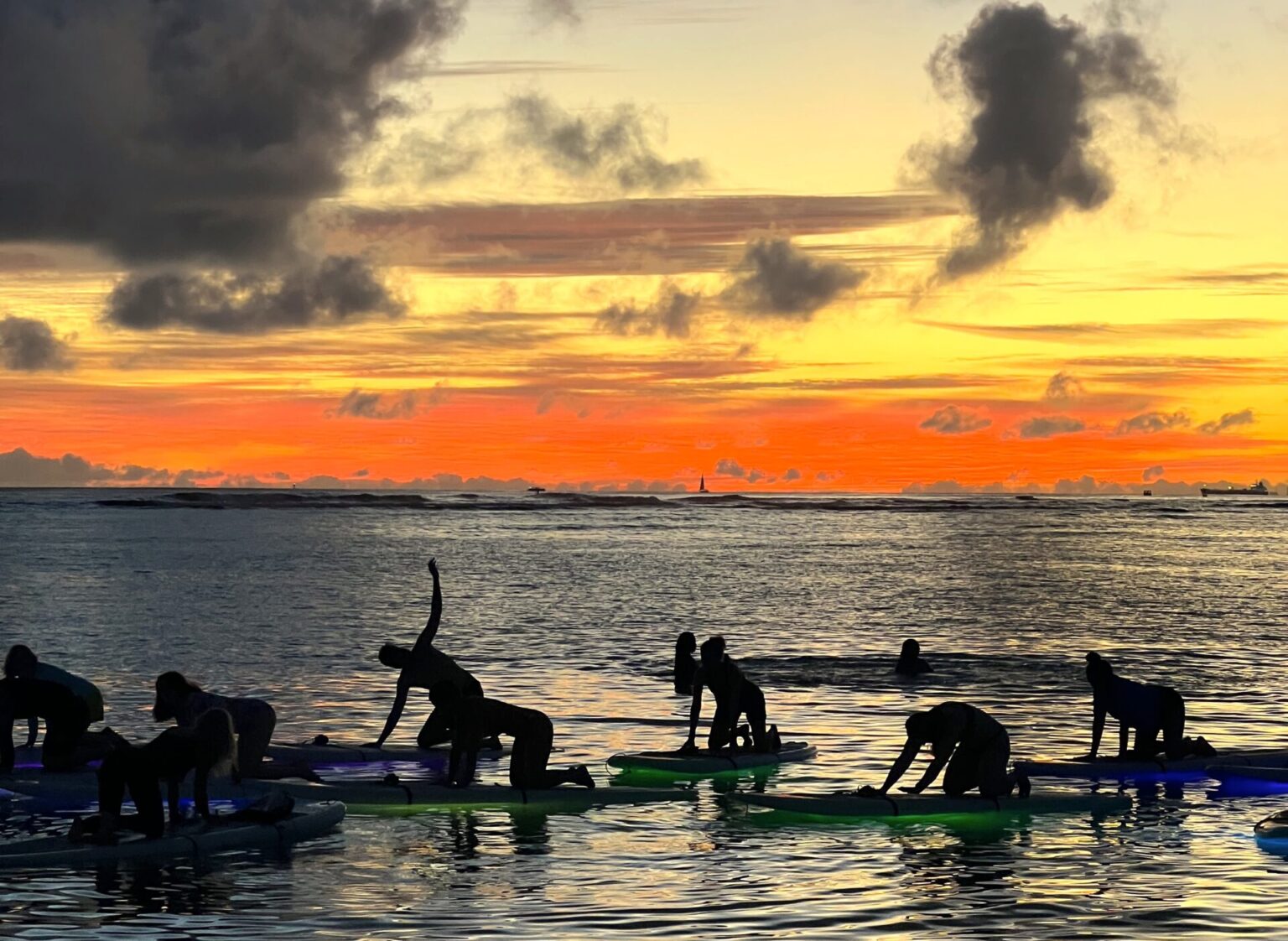 Magic Island, le lagon magique d'Honolulu au coucher de soleil | Lost ...