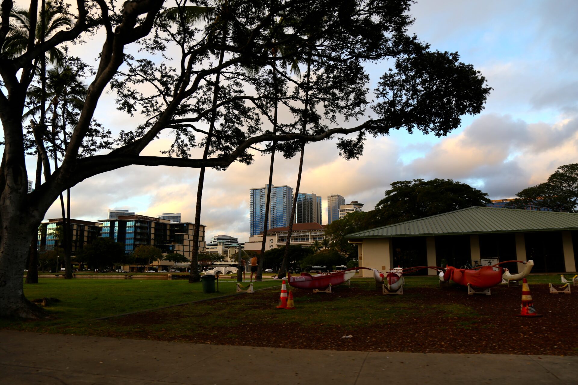 Magic Island, le lagon magique d'Honolulu au coucher de soleil | Lost ...